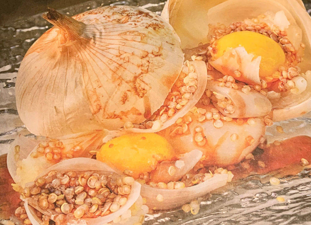 Receta: Cebolla asada con quinoa y yemas de huevo | Gastrobar Moka
